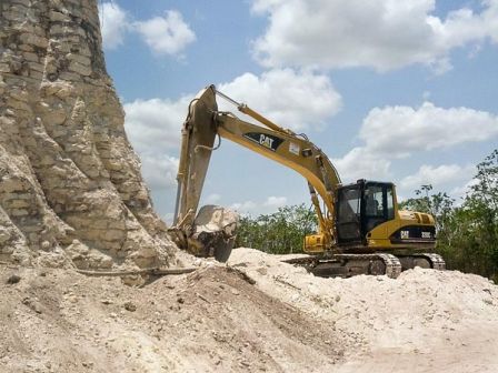 A Mayan pyramid bulldozed in Belize - it_english